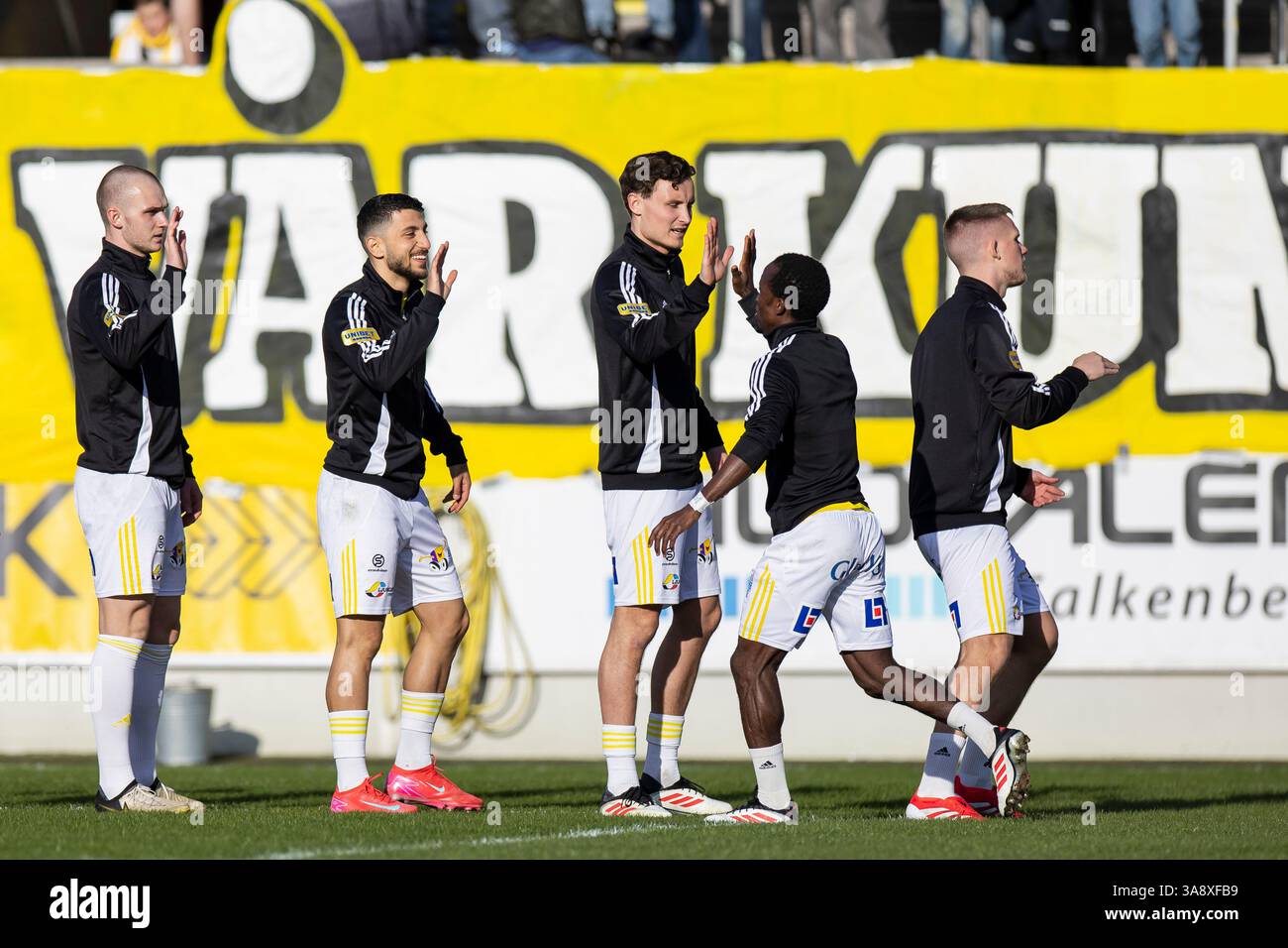 Falkenberg, Sverige. 29th Mar, 2025. 250329 Falkenbergs spelare inför ...