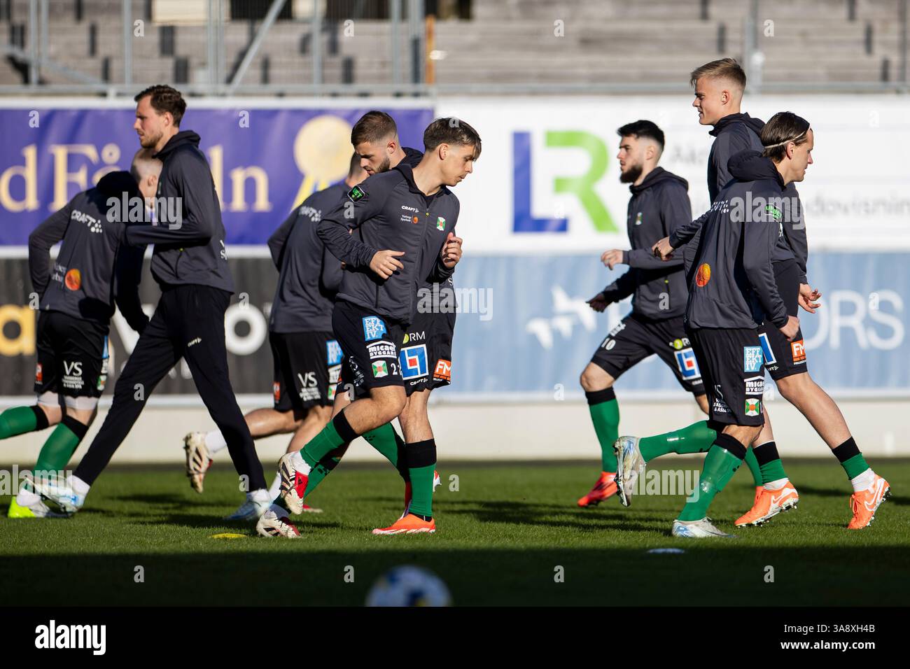 250329 Varbergs spelare inför fotbollsmatchen i Superettan mellan ...