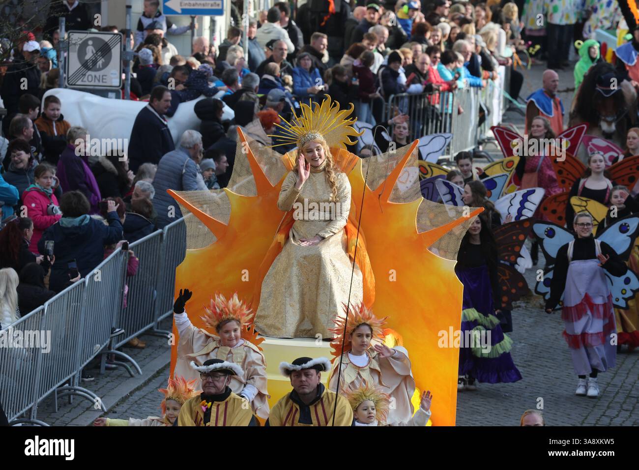 29 March 2025, Thuringia, Eisenach: Ms. Sunna greets the spectators at ...
