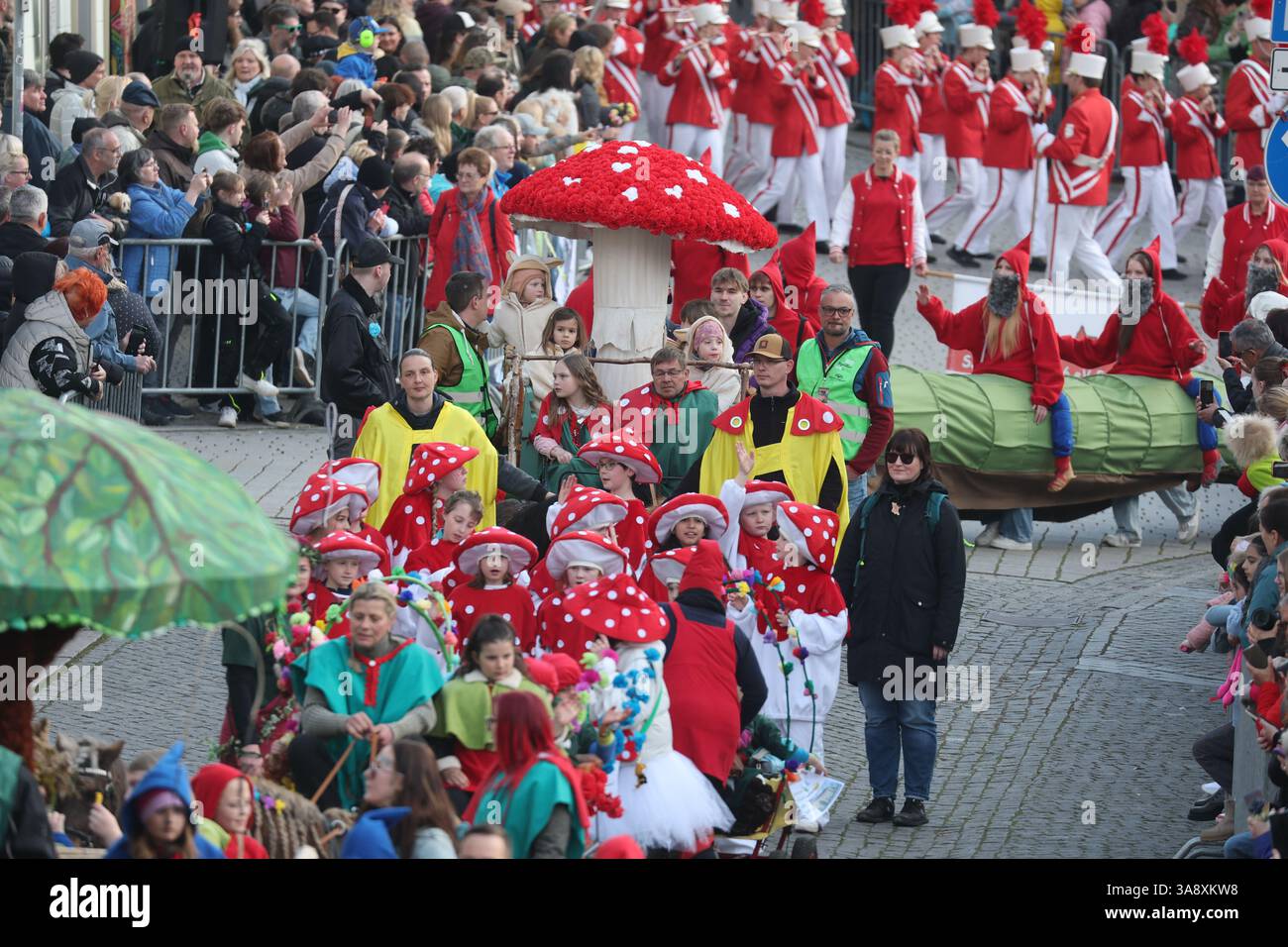 29 March 2025, Thuringia, Eisenach: Spectators watch the parade for the ...