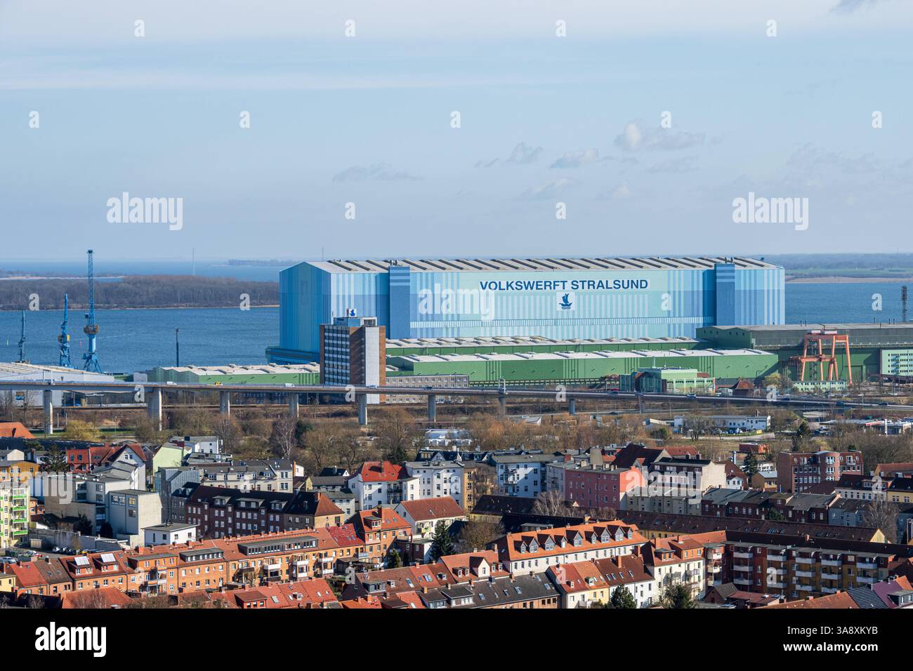 Luftbild über die Altstadt von Stralsung auf die Schiffbauhalle der ...