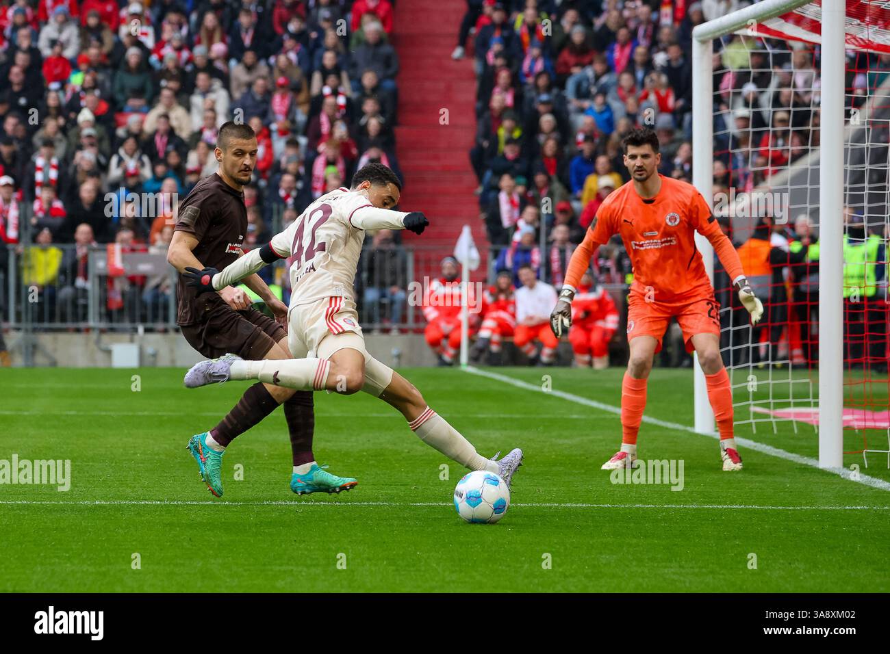 Muenchen, Deutschland. 29th Mar, 2025. Jamal Musiala (FC Bayern Muenchen, #42) mit Ball mit Adam ...