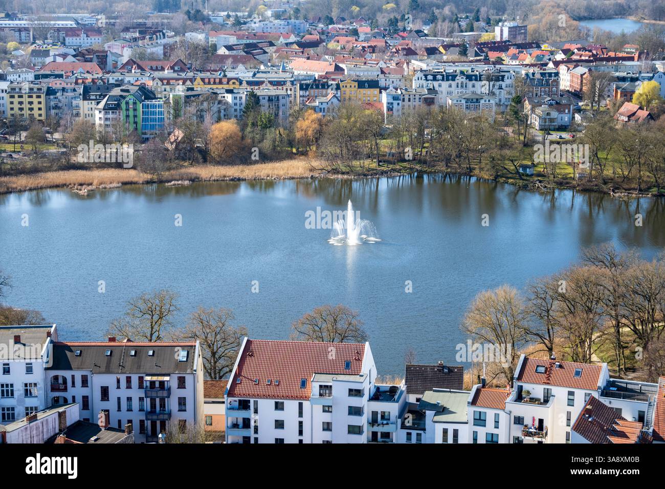 Luftbild über die Altstadt der Hansestadt Stralsund über den Knieper ...