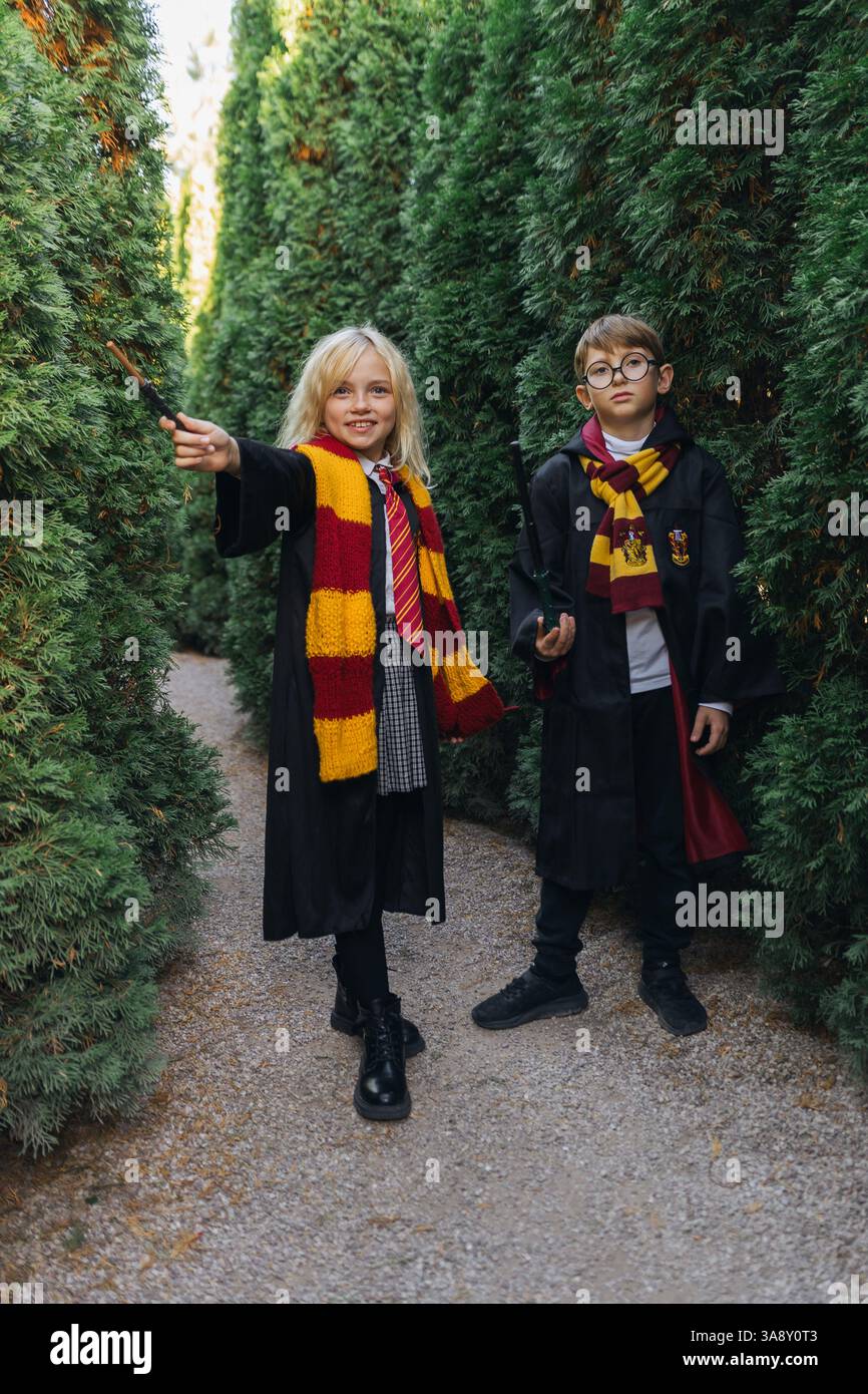 Kids, Hogwarts, Costume, Two children dressed as Harry Potter ...