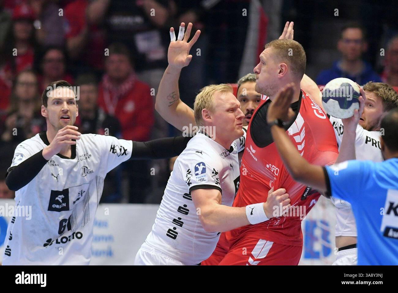 Dainis Kristopans (MT Melsungen #10) (am Ball), Patrick Wiencek (THW ...