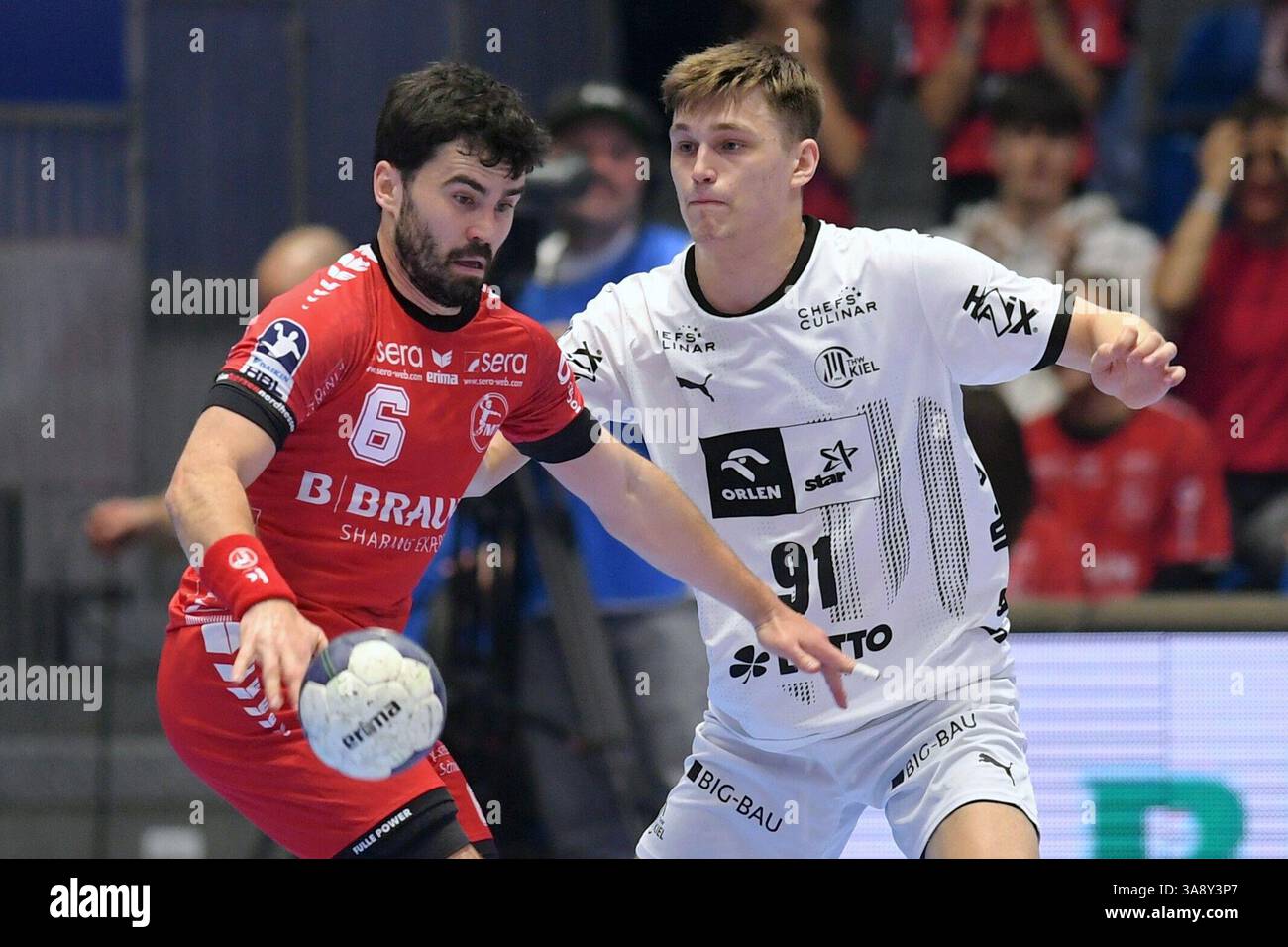 Erik Balenciaga (MT Melsungen #6) (am Ball), Bence Imre (THW Kiel #91 ...