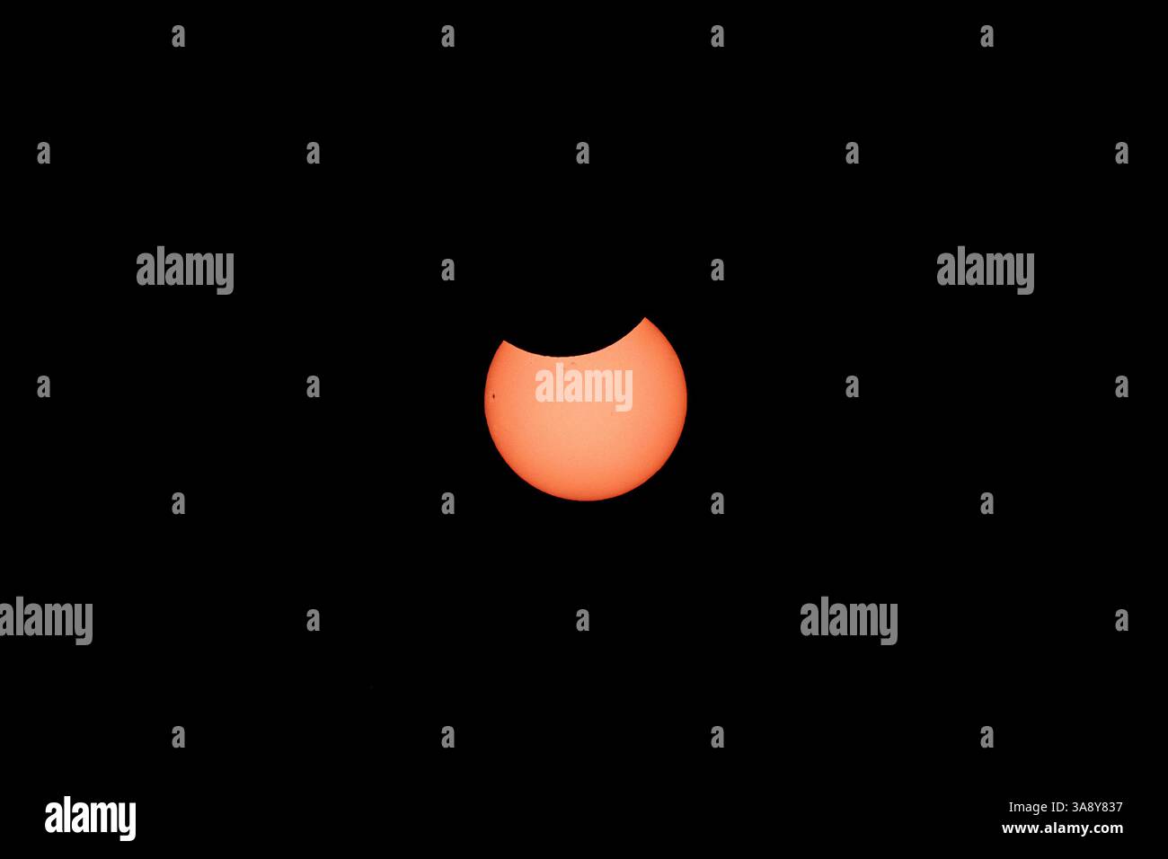 Eclipse parcial de sol en Madrid 29 marzo 2025 Stock Photo - Alamy