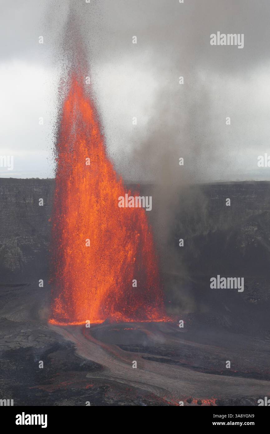 Hawaii's Kilauea volcano shot lava as high as 1,000 feet (300 meters ...