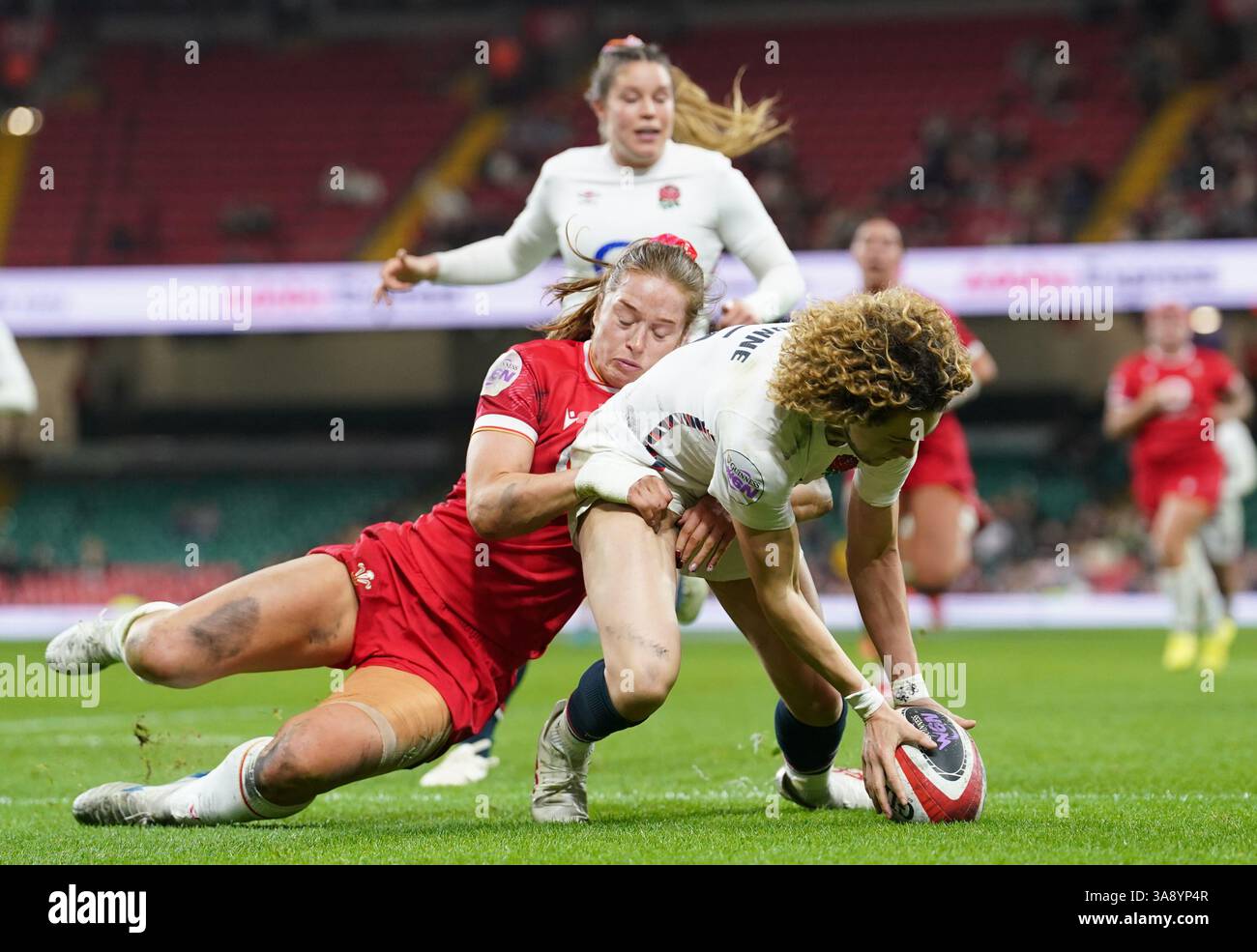 England’s Ellie Kildunne (right) scores their sides third try of the ...