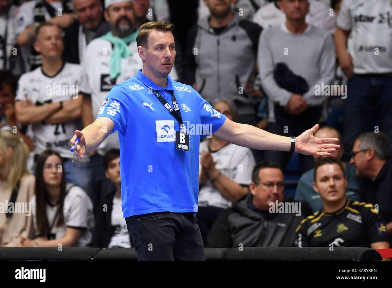 Filip Jicha (Trainer THW Kiel) enttaeuscht, frustriert, Emotion , GER ...