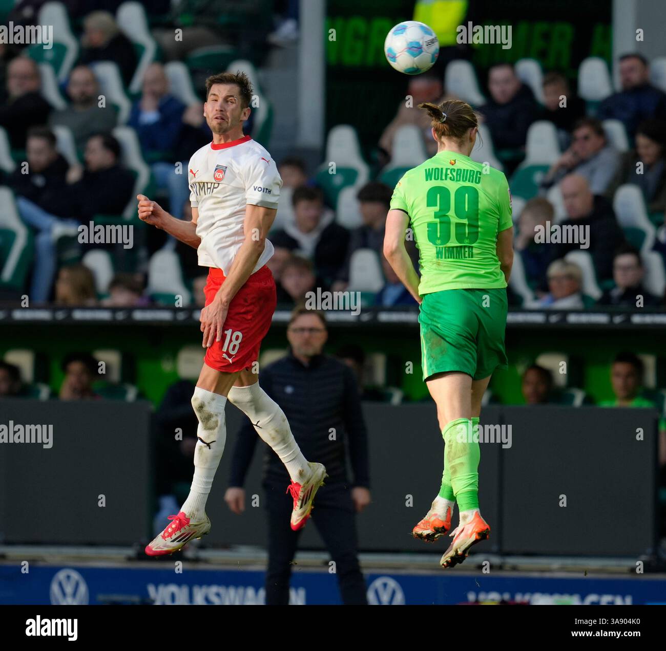 Marvin Pieringer (1. FC Heidenheim, #18) und Patrick Wimmer (VfL ...