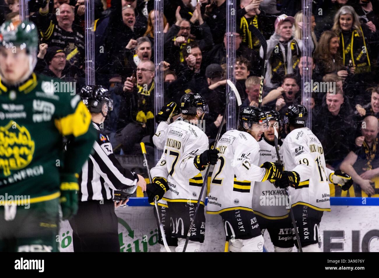 250329 AIKs Scott Pooley jublar med lagkamrater efter 0-1 målet under ...