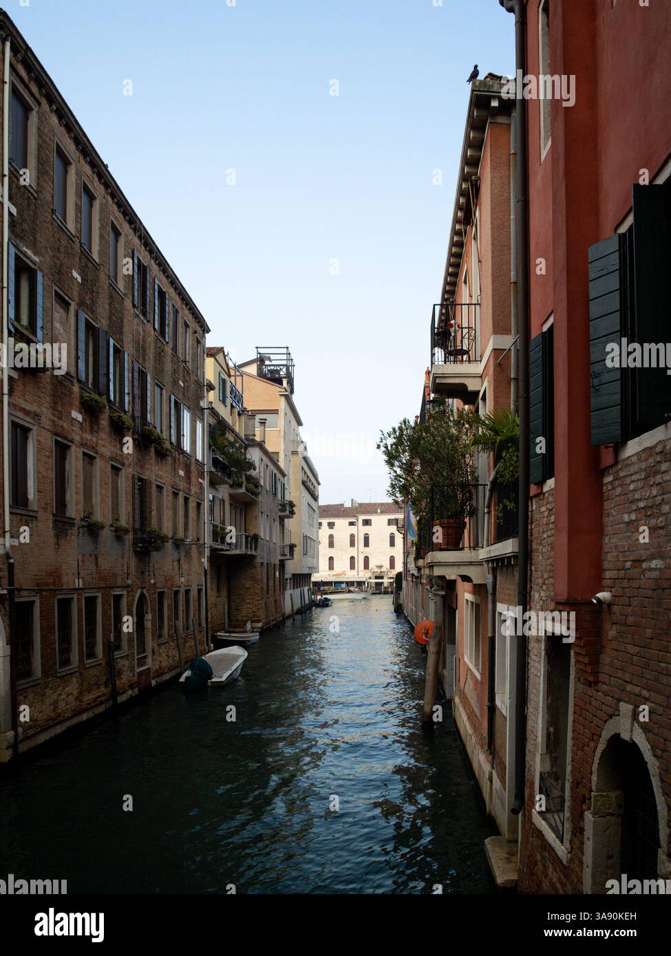 Venetian Architecture: Canal Side Buildings Stock Photo - Alamy