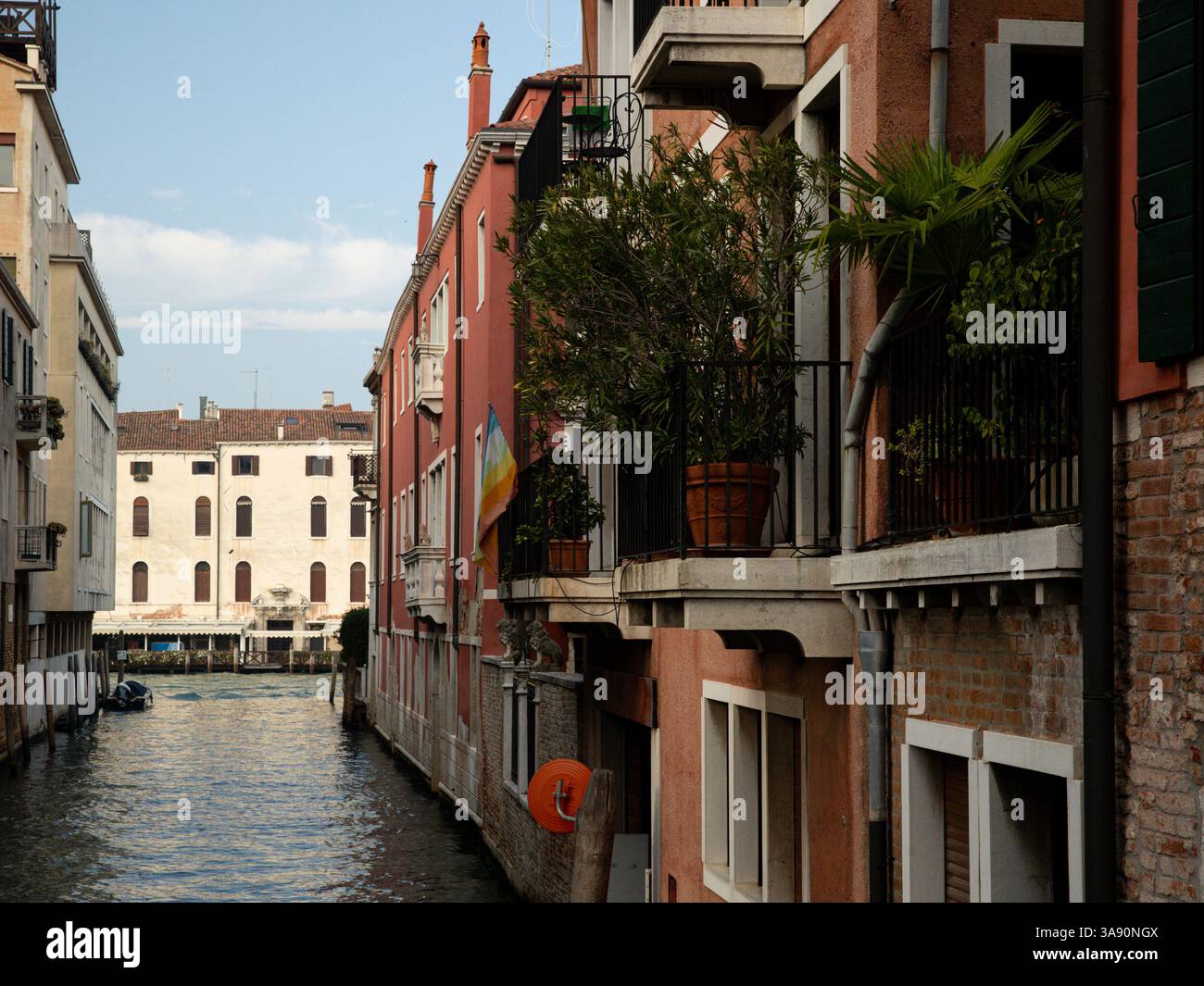Venetian Architecture: Canal Side Buildings Stock Photo - Alamy