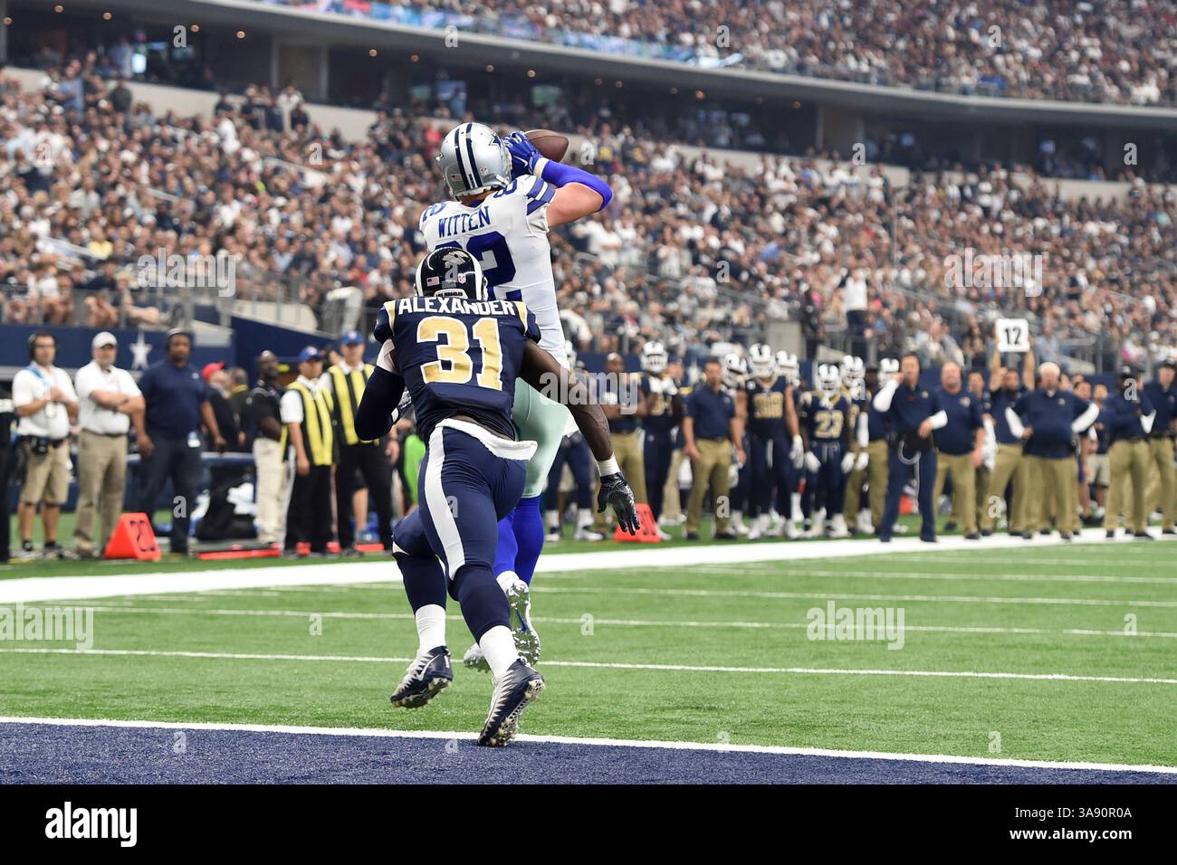 October 1, 2017: Dallas Cowboys tight end Jason Witten (82) catches a ...