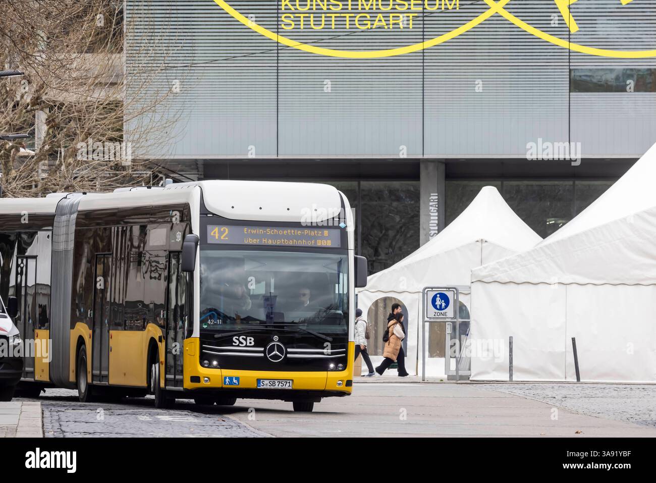 Omnibus der Stuttgarter Straßenbahnen AG, SBB am Schlossplatz. // 28.03 ...
