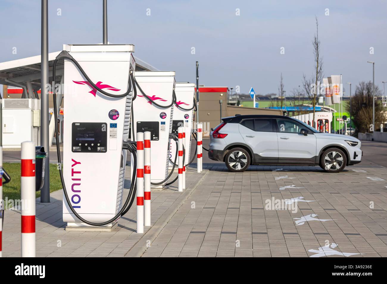 Ladestation von Ionity mit Auto an der Autobahn A8 bei Merklingen, Alb ...
