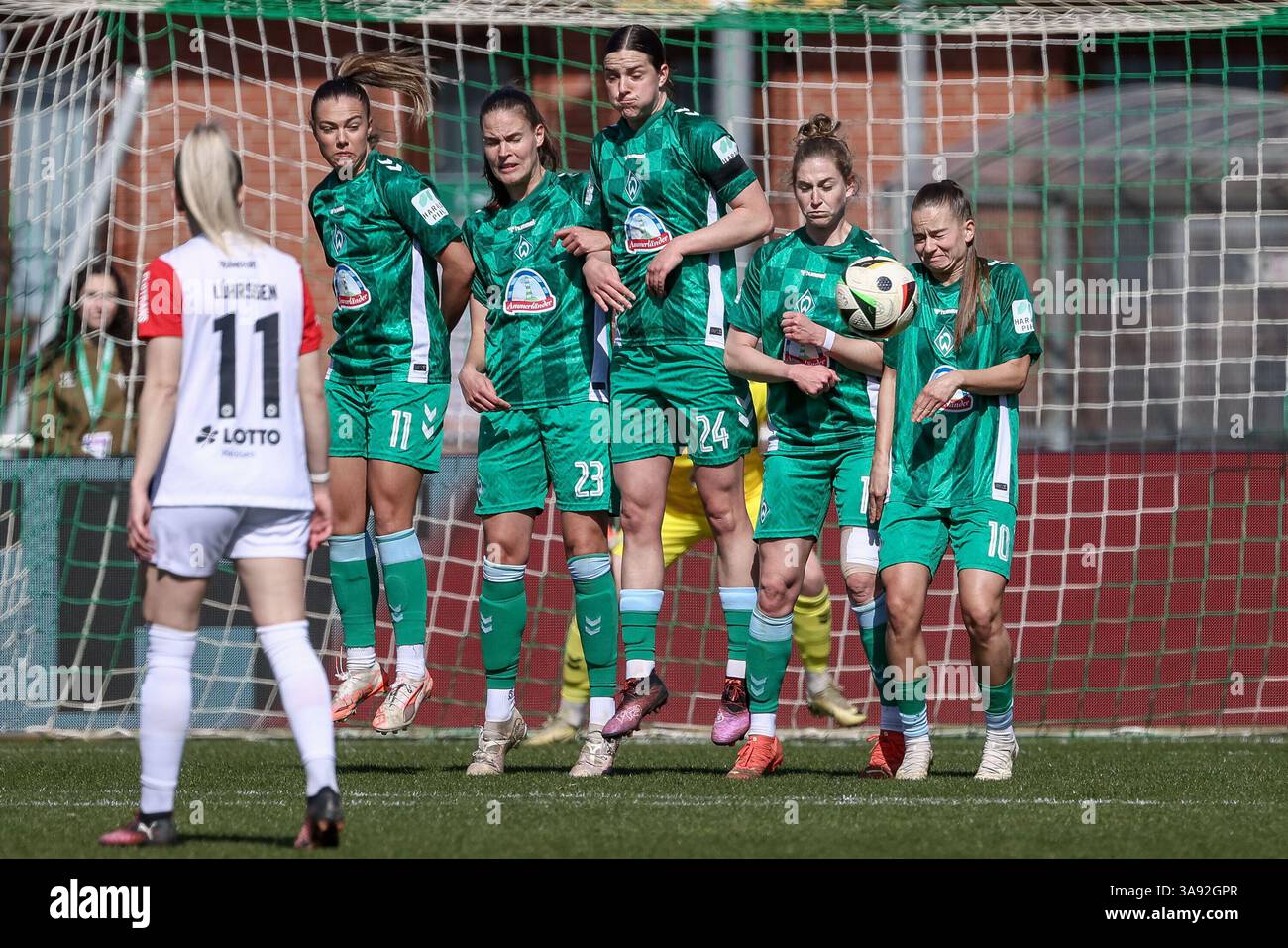 v.li.: Maja Sternad (SV Werder Bremen, 11), Hanna Nemeth (SV Werder ...