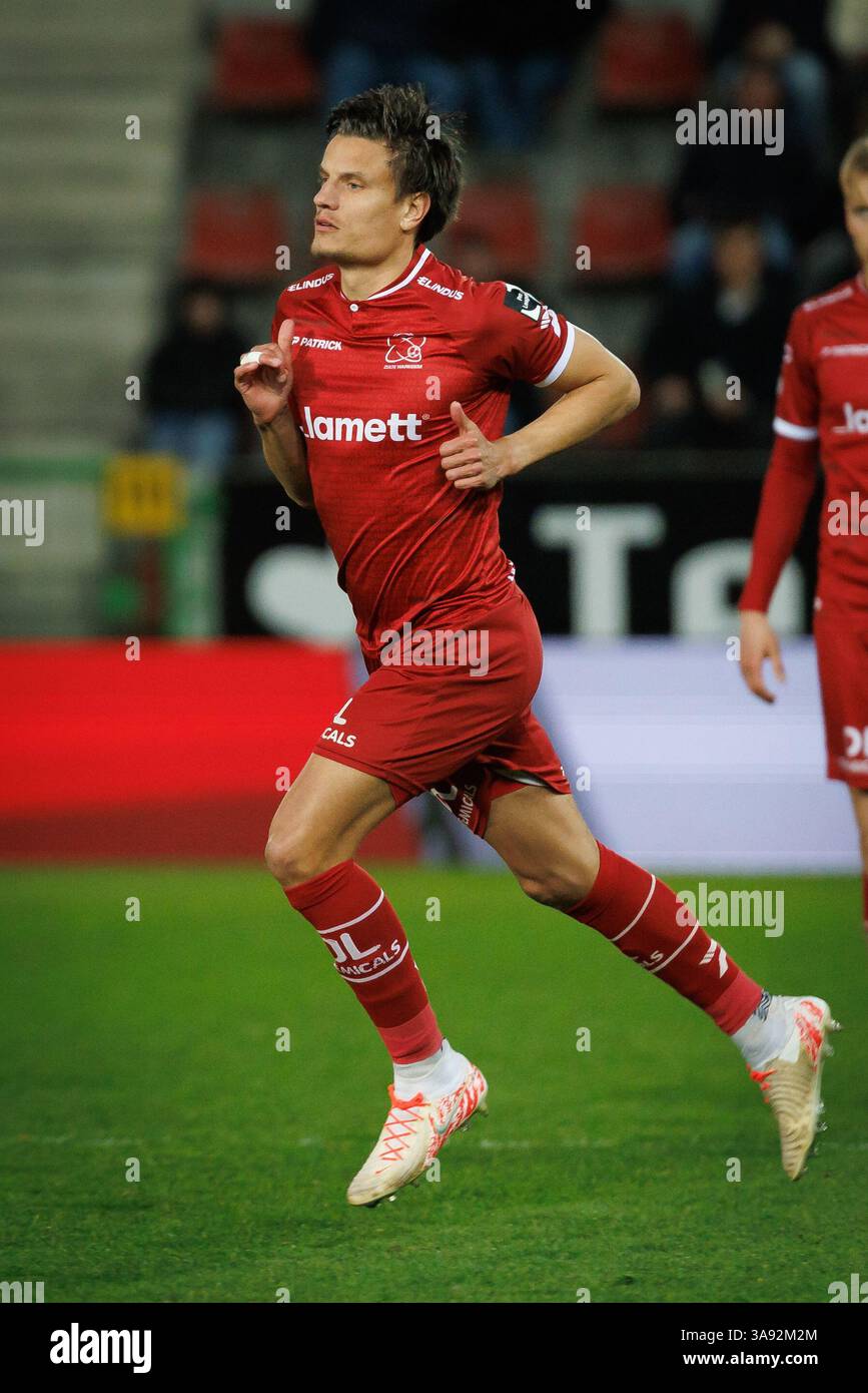 Waregem, Belgium. 29th Mar, 2025. Essevee's Jelle Vossen pictured ...