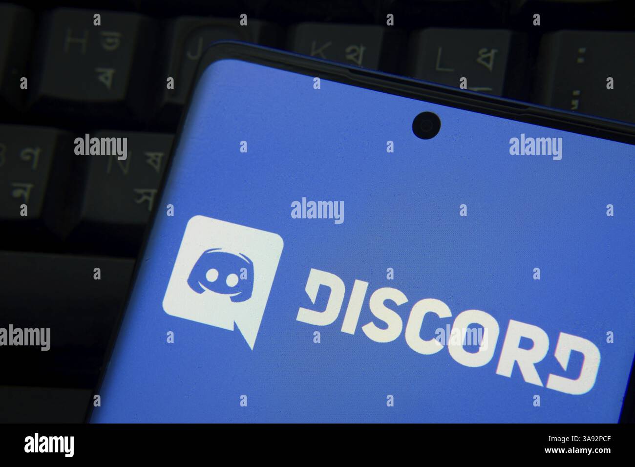 Discord social network logo on a smartphone Stock Photo - Alamy