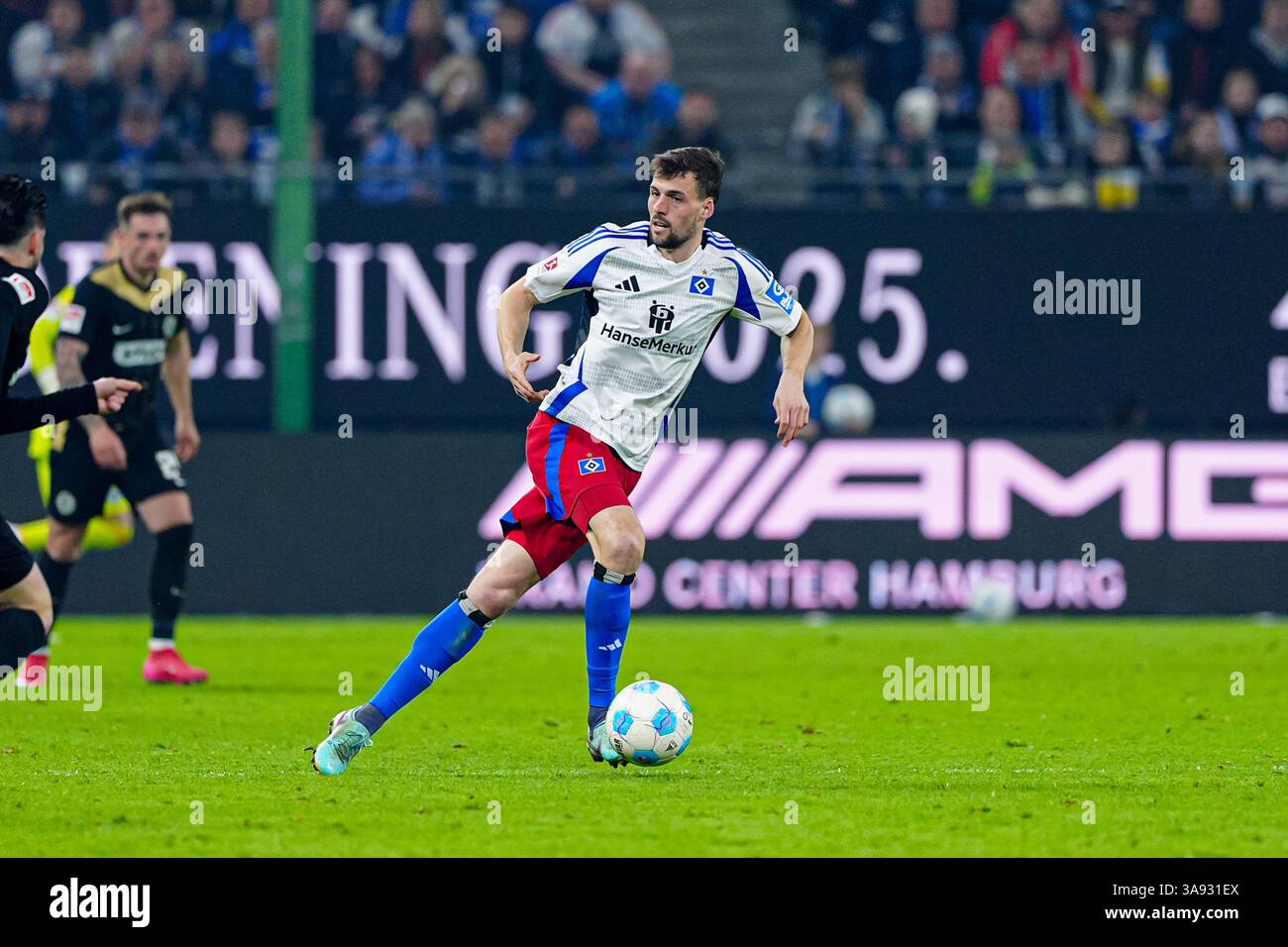 Hamburg, Deutschland. 28th Mar, 2025. Jonas Meffert (Hamburger SV, #23 ...