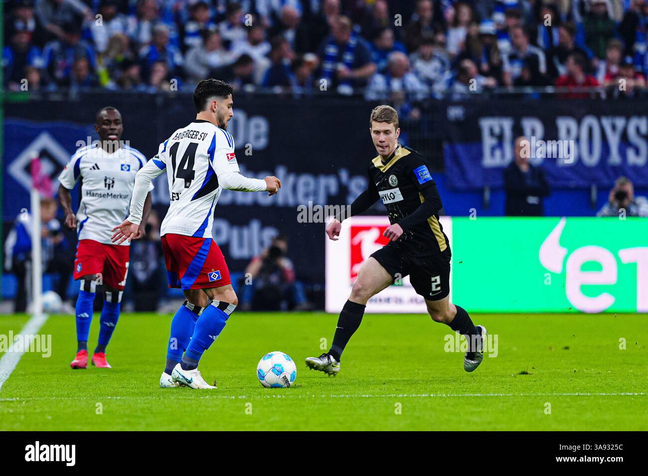 Hamburg, Deutschland. 28th Mar, 2025. Ludovit Reis (Hamburger SV, #14), Elias Baum (SV ...