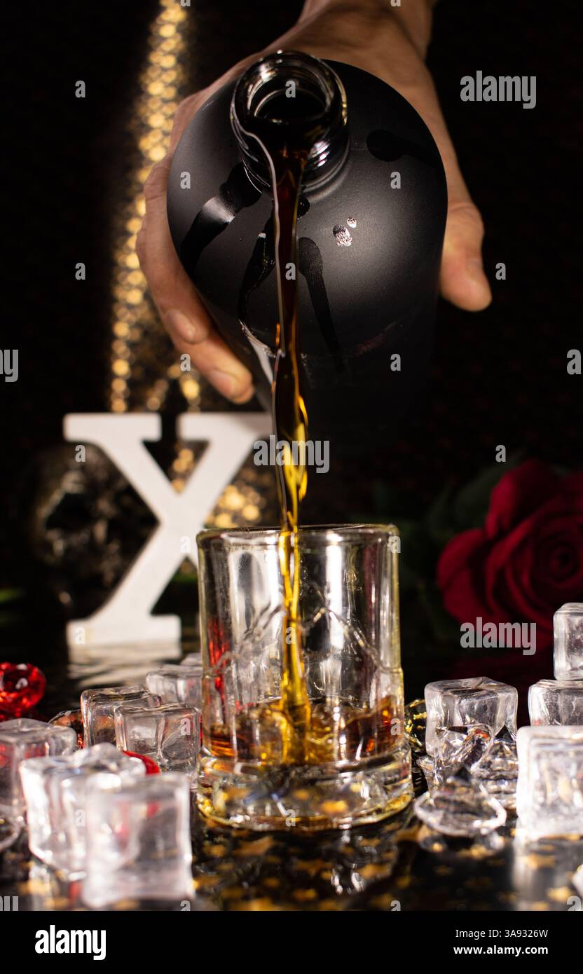 Close up barman hand hi-res stock photography and images - Alamy