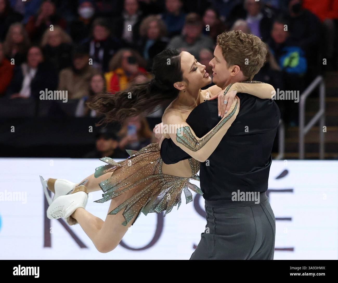 Madison CHOCK and Evan BATES of the United States perform during the ...