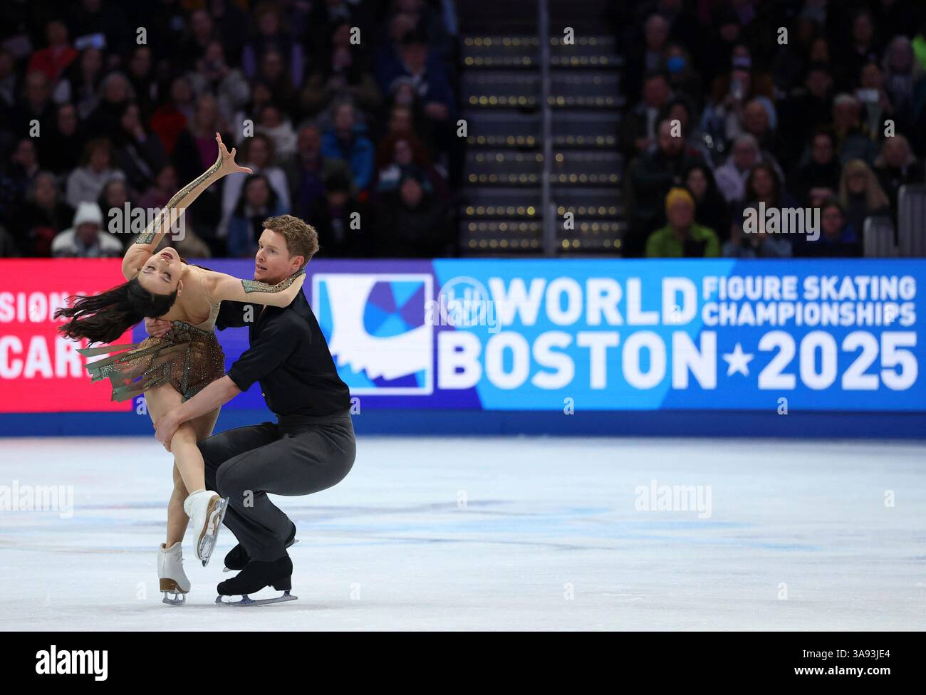 Madison CHOCK and Evan BATES of the United States perform during the ...