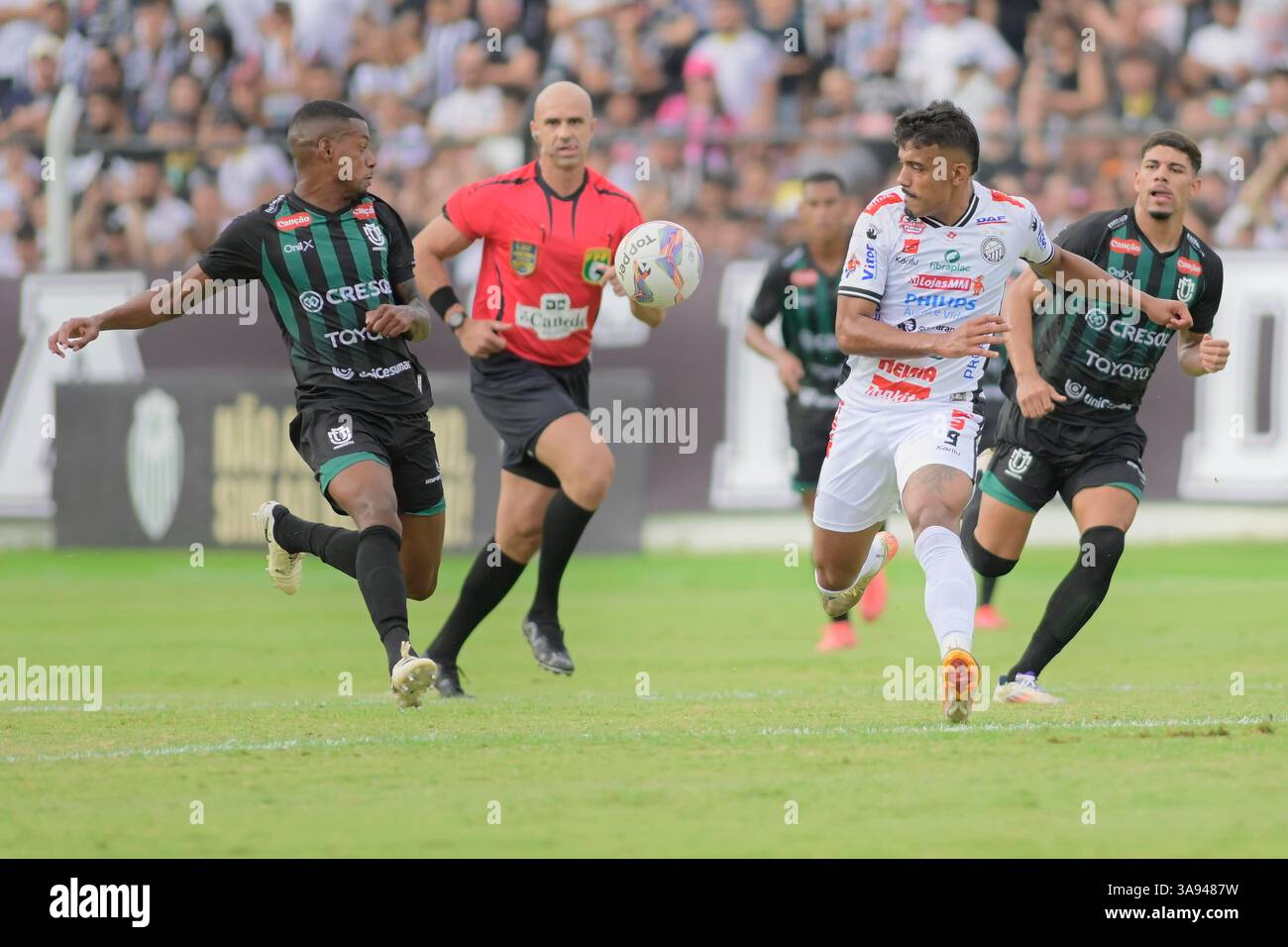 PONTA GROSSA, PR - 29.03.2025: OPERÁRIO E MARINGÁ - Max Miller and Mingotti during Operário and ...