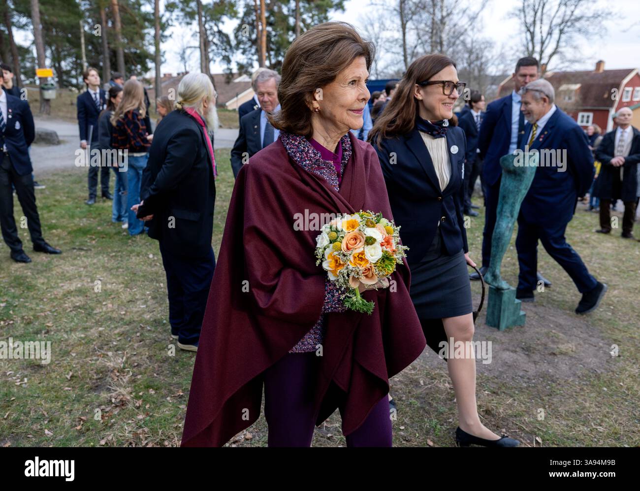 King Carl Gustaf and Queen Silvia attends the school "Sigtuna Skolan ...
