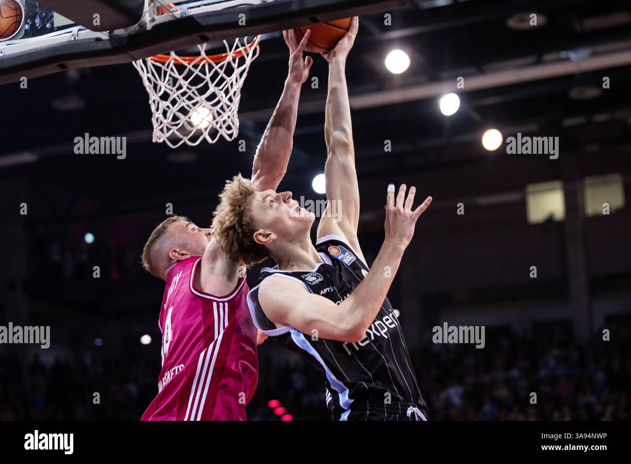 Thomas Kennedy (Telekom Baskets Bonn #54) blockt Jared Grey (Veolia ...