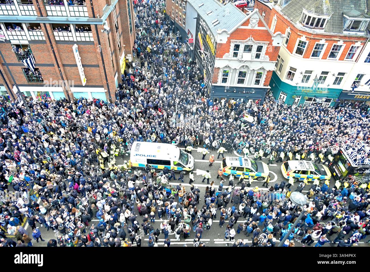 Newcastle United won the Carabao Cup and display it here on a bus ...