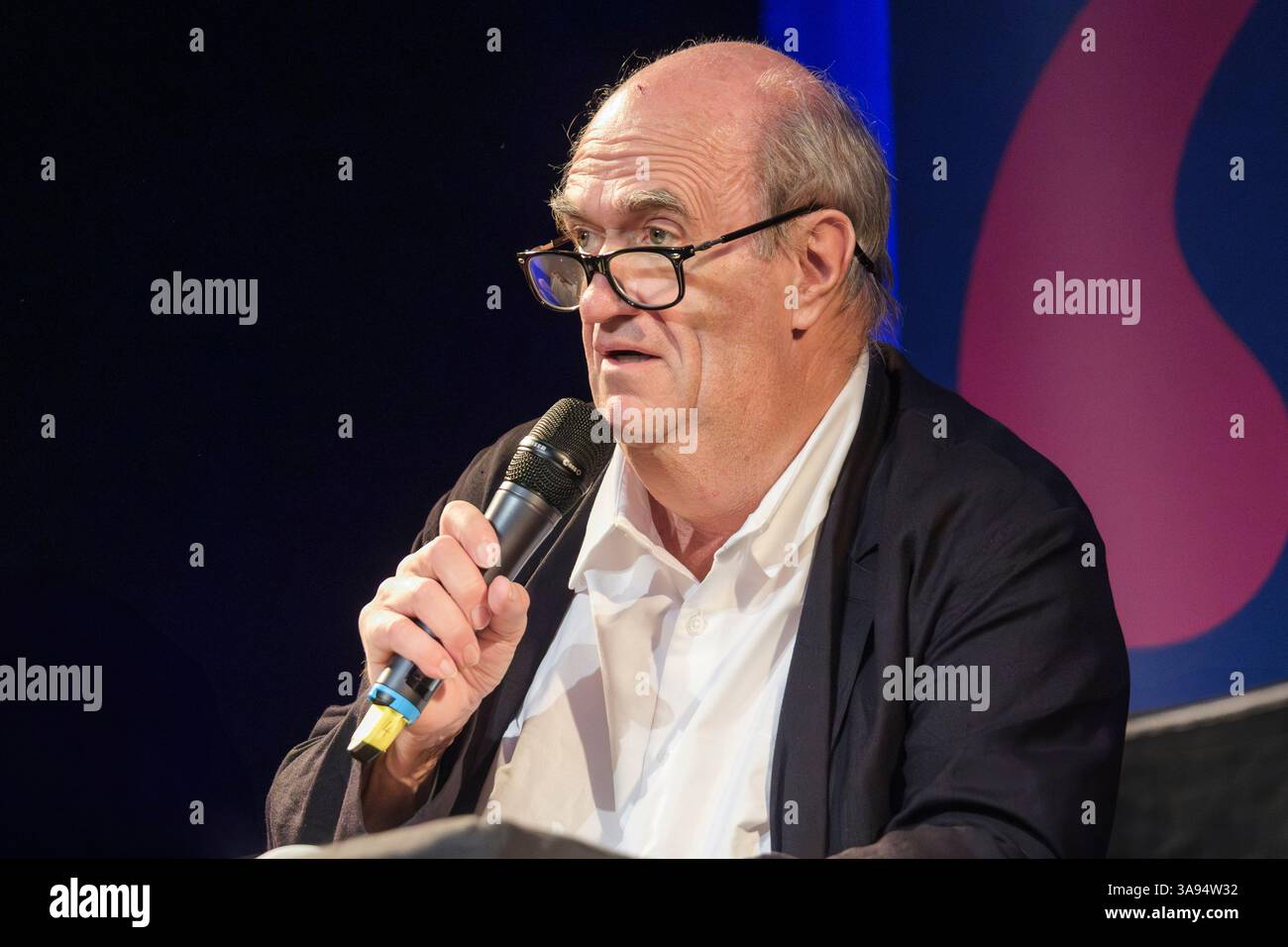 Irischer journalist hi-res stock photography and images - Alamy