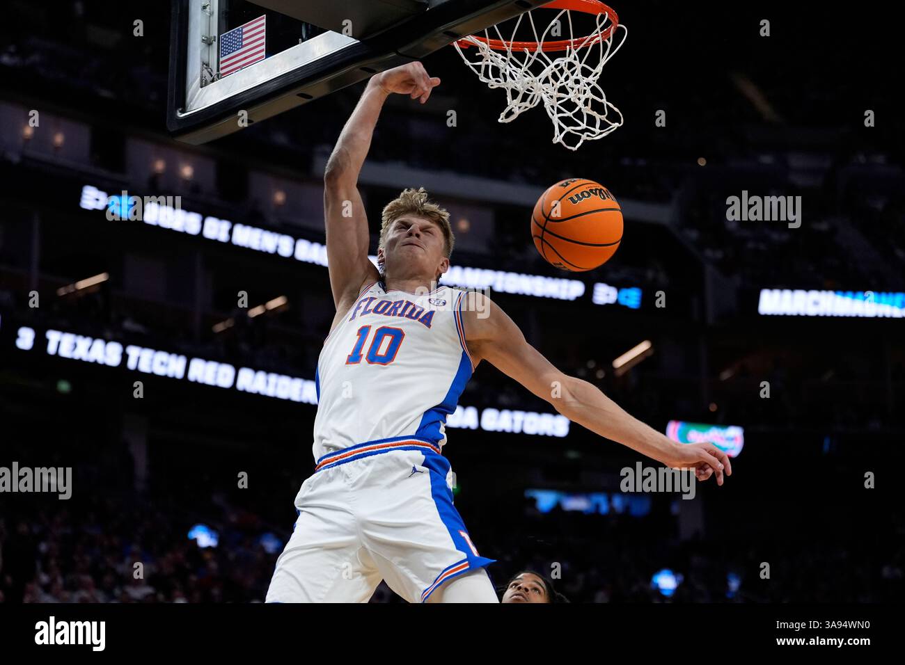 Florida forward Thomas Haugh (10) dunks against Texas Tech during the ...