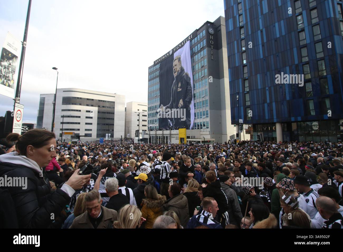 Newcastle Football Fans Celebrate Newcastle United Players Carabao Cup ...