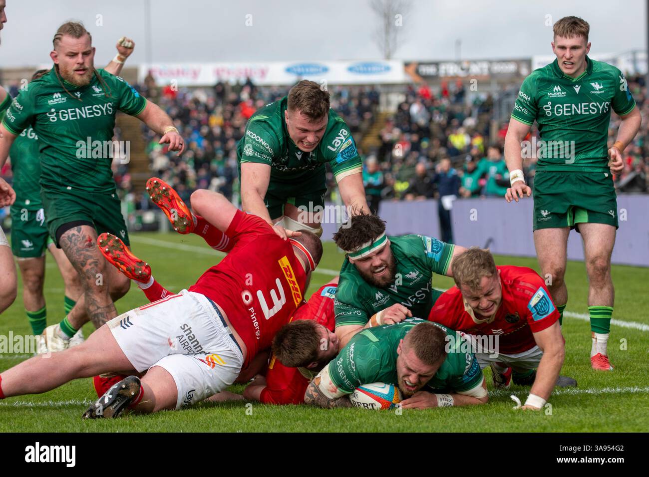Castlebar, Ireland. 29th Mar, 2025. Sean Jansen of Connacht scores a ...