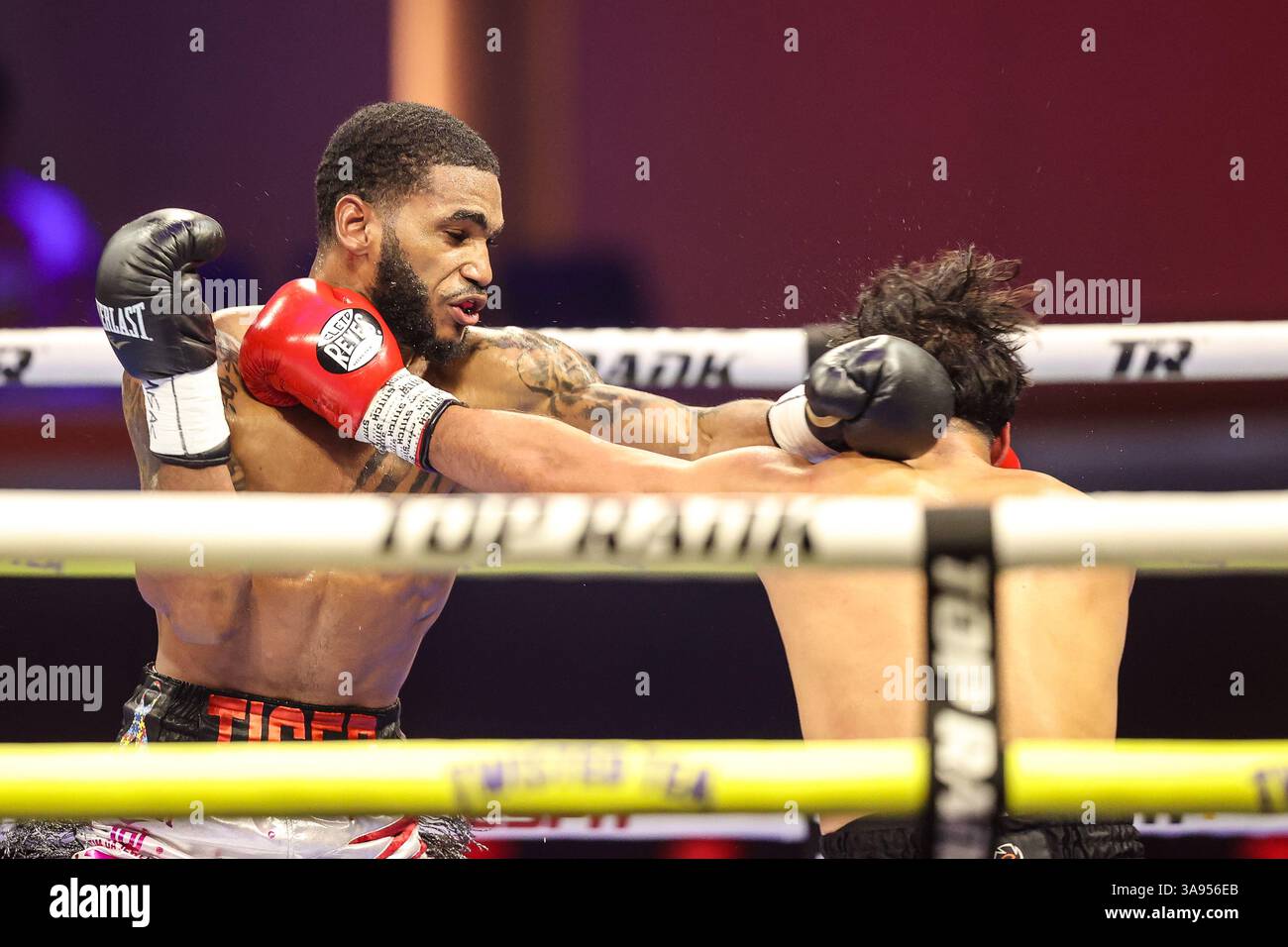 March 29, 2025: (L-R) Welterweight Tiger Johnson and Kendo Castaneda ...