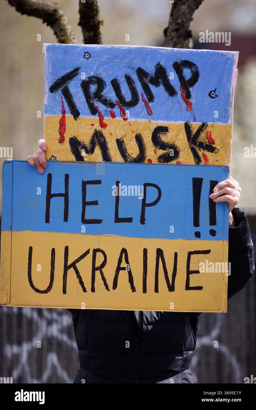 Portland, USA. 29th Mar, 2025. About a thousand people gathered near ...