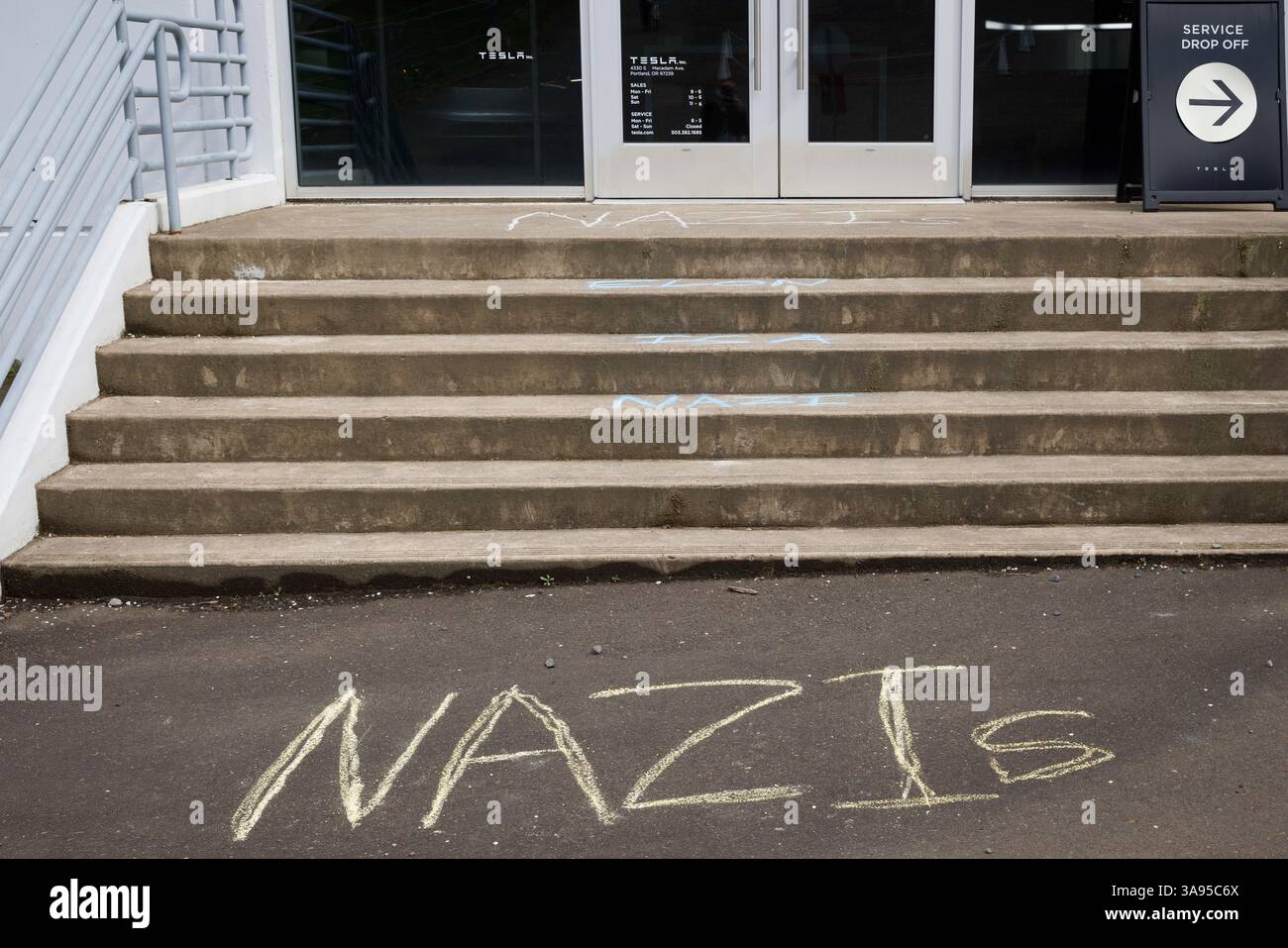 Portland, USA. 29th Mar, 2025. About a thousand people gathered near ...