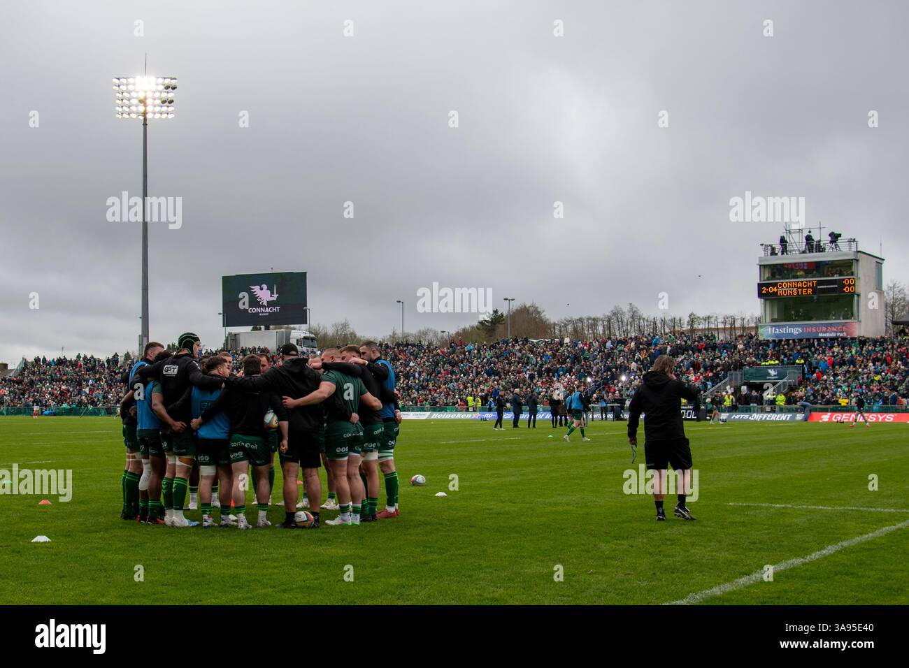 Castlebar, Ireland. 30th Mar, 2025. The Connacht players in a huddle ...