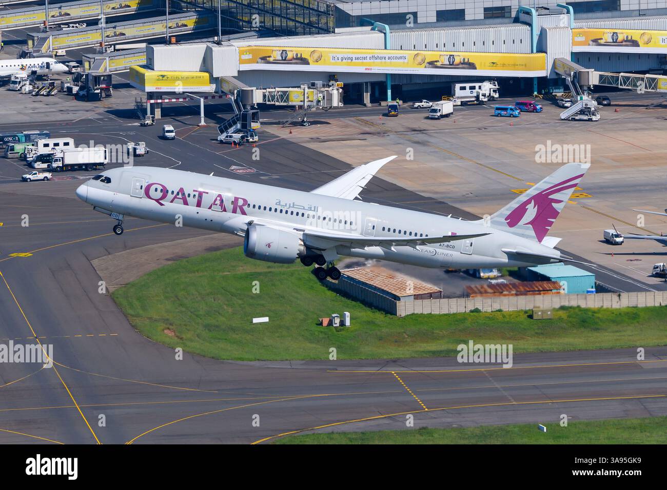 Qatar Airways Boeing 787-8 aircraft taking off from JNB Airport. Qatar ...