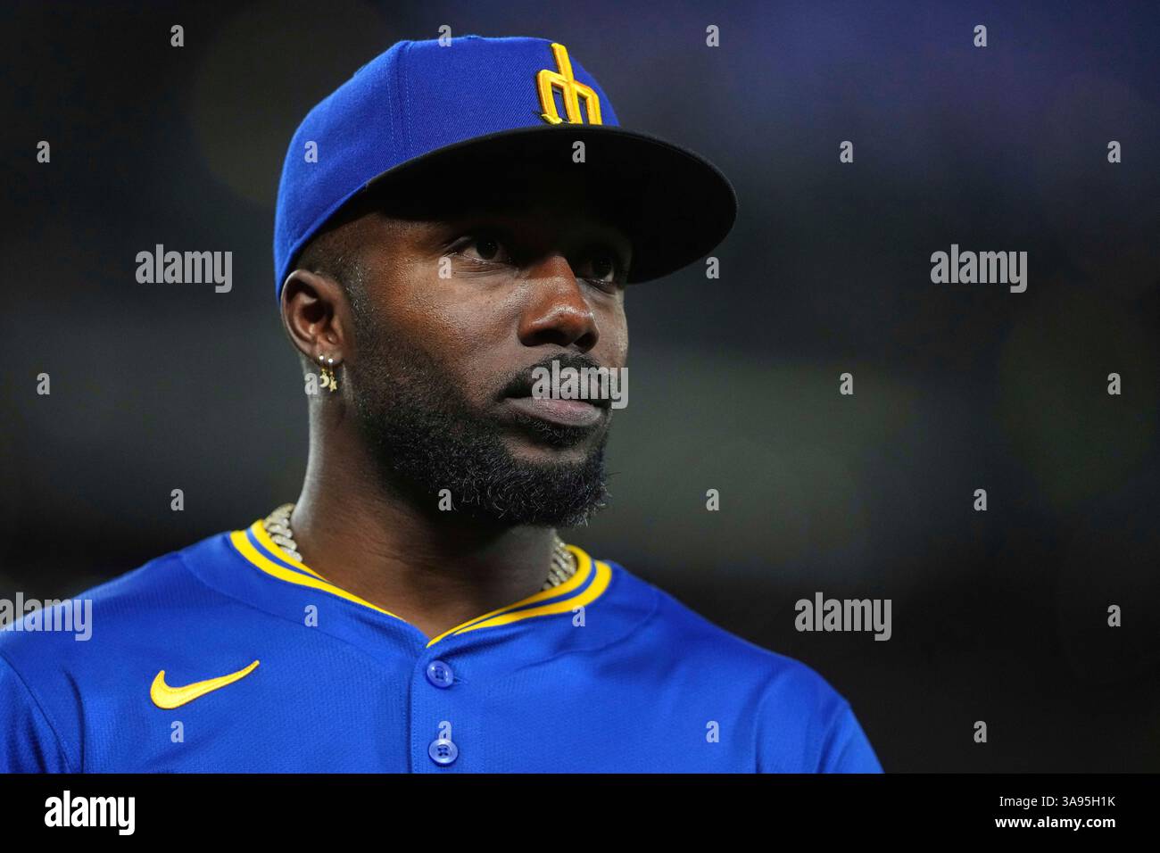 Seattle Mariners left fielder Randy Arozarena returns to the dugout ...
