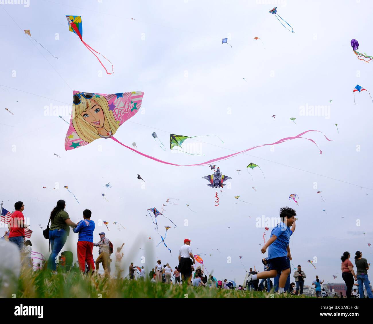 Fly kites hi-res stock photography and images - Alamy