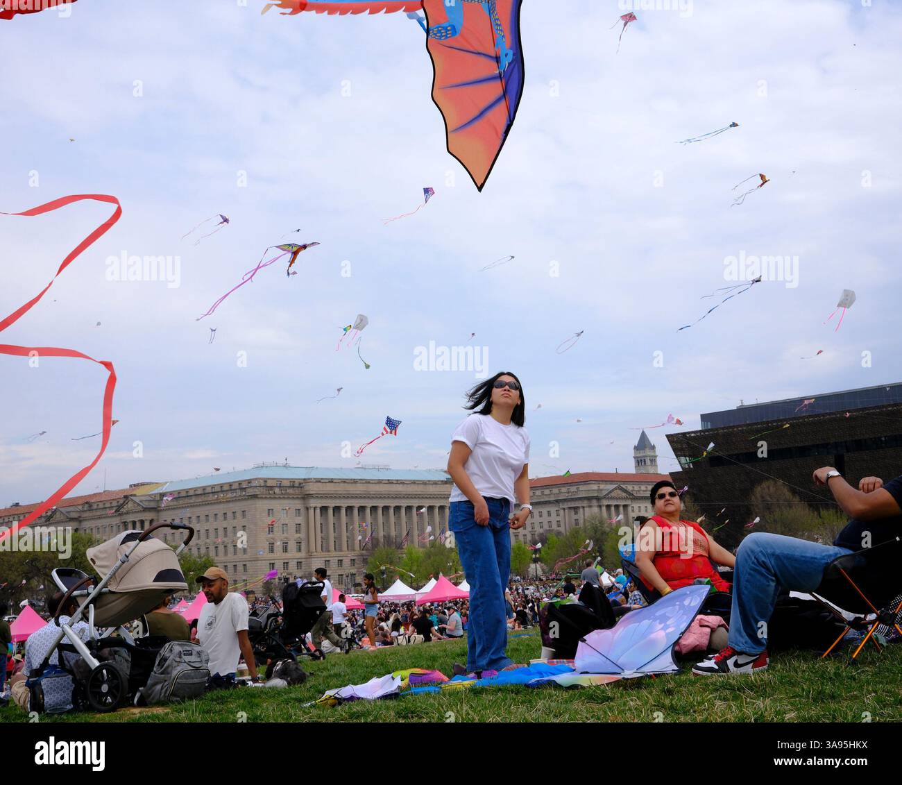 Fly kites hi-res stock photography and images - Alamy