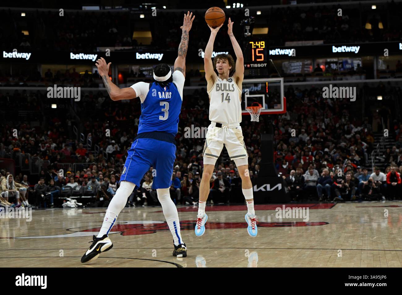 Chicago Bulls' Matas Buzelis (14) goes up for a shot against Dallas ...