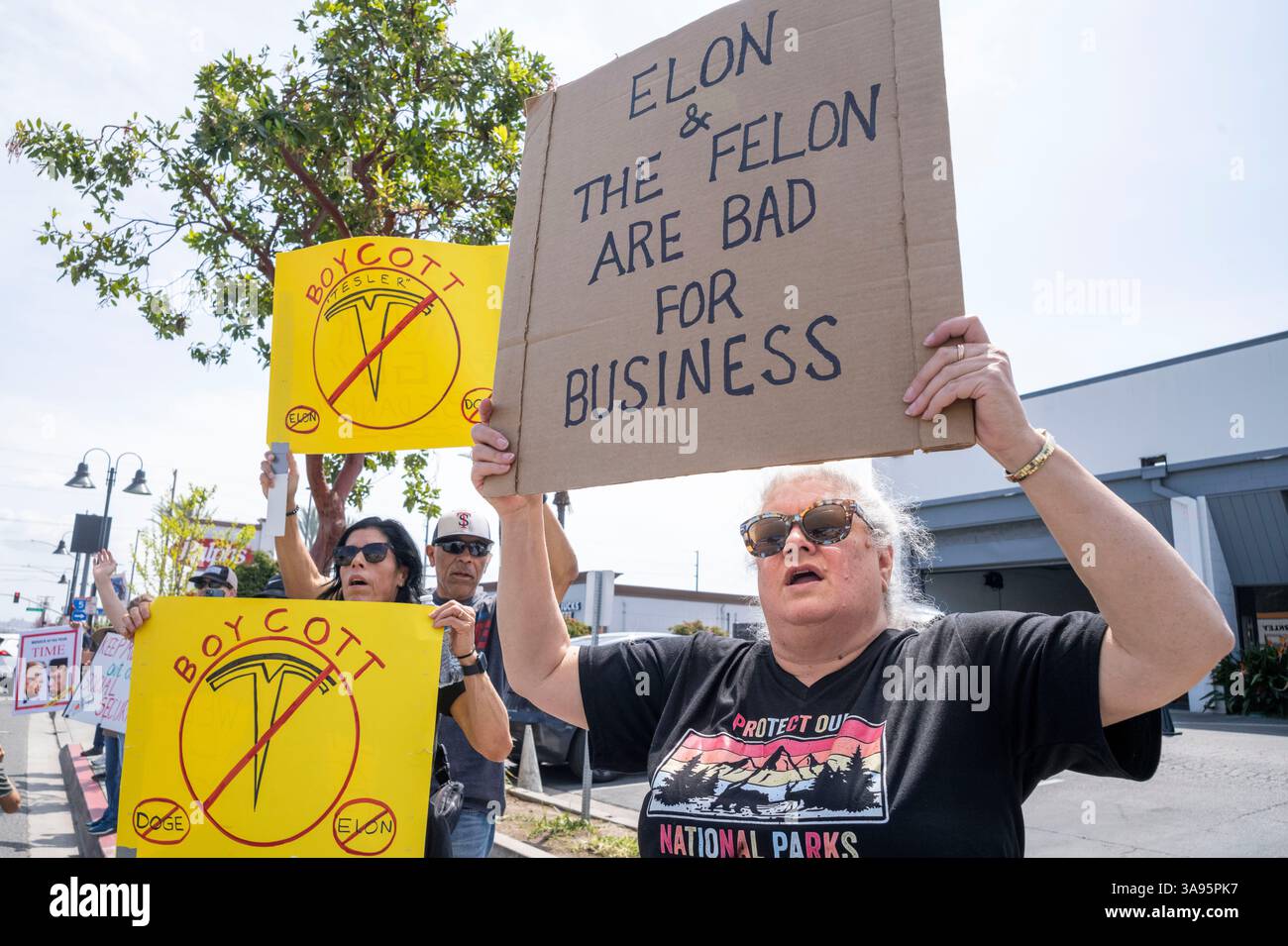 Los Angeles, United States. 29th Mar, 2025. Protesters holding placards ...