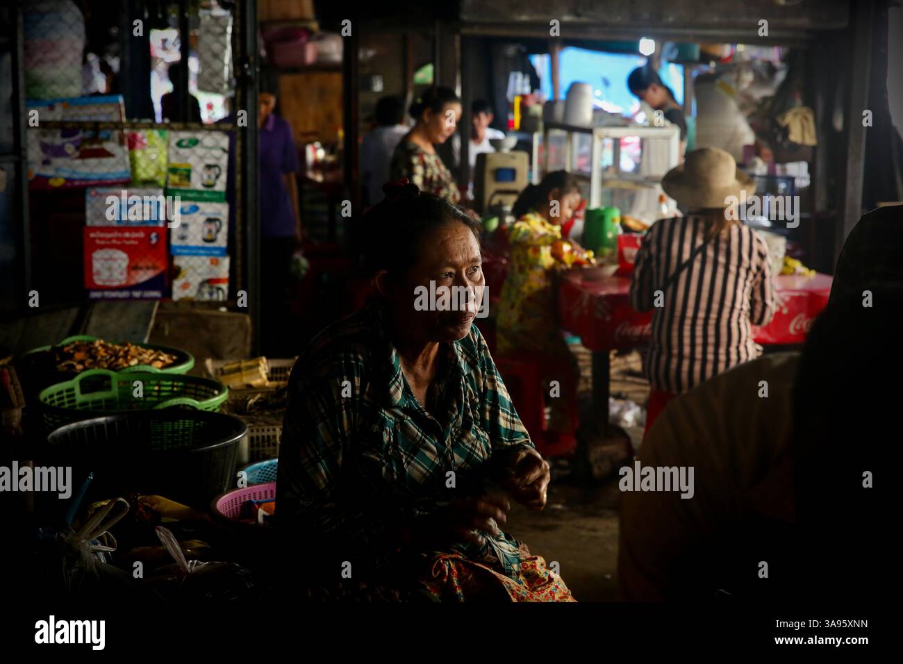 Live snakes markets hi-res stock photography and images - Alamy