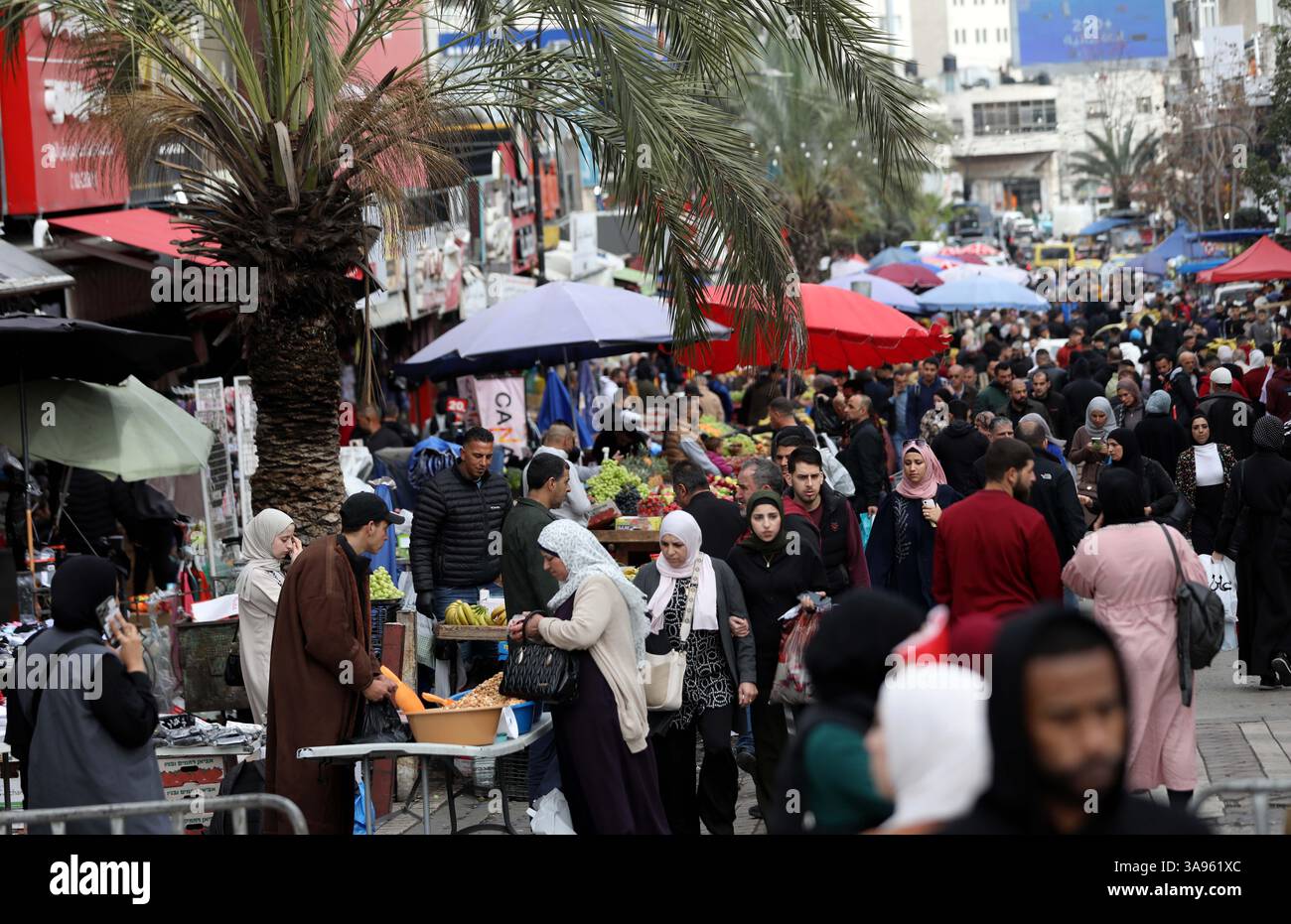 (250330) -- RAMALLAH, March 30, 2025 (Xinhua) -- People shop at a ...