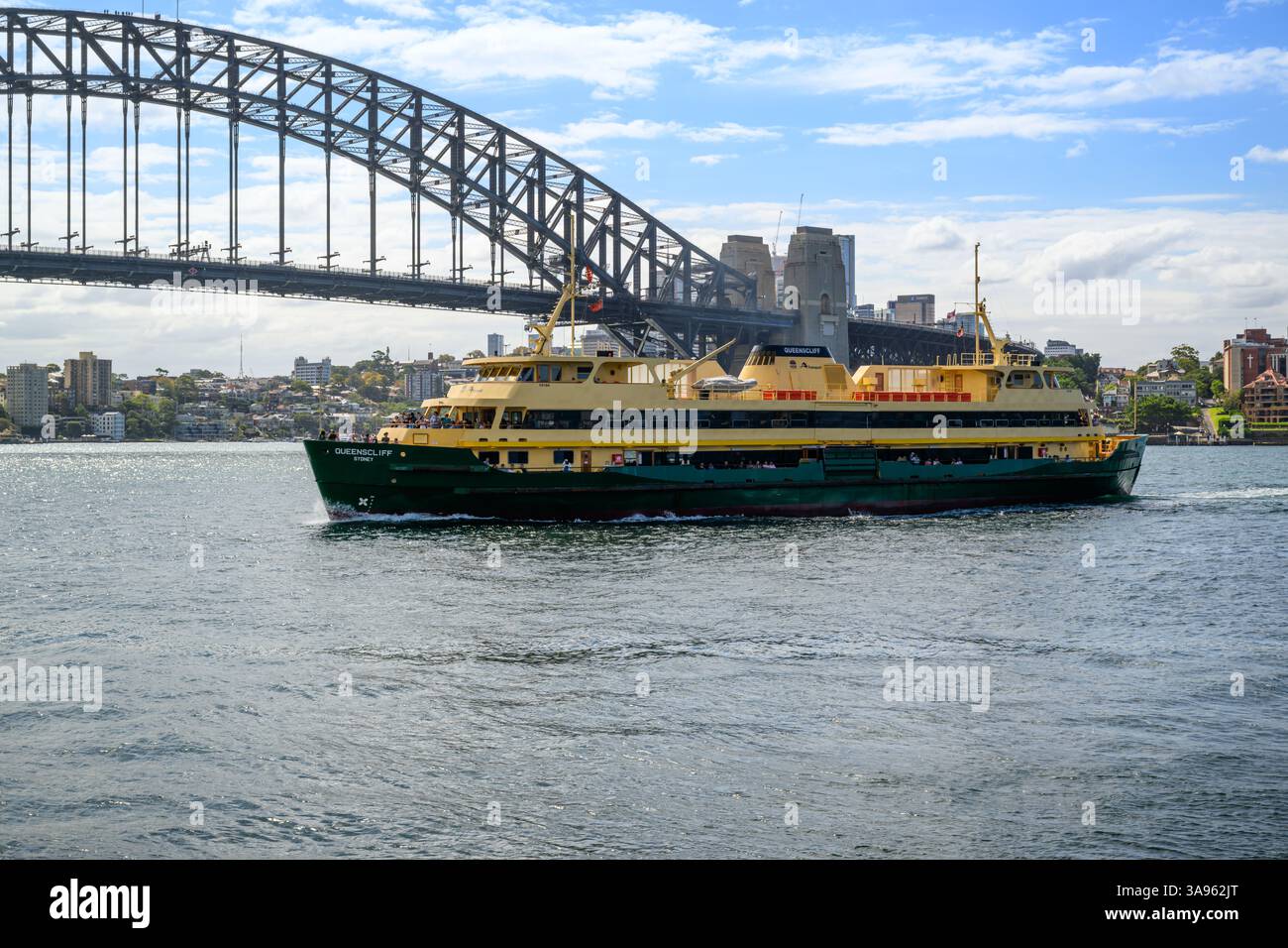 The Queenscliff Sydney Harbour Ferry sailing past the Sydney Harbour ...